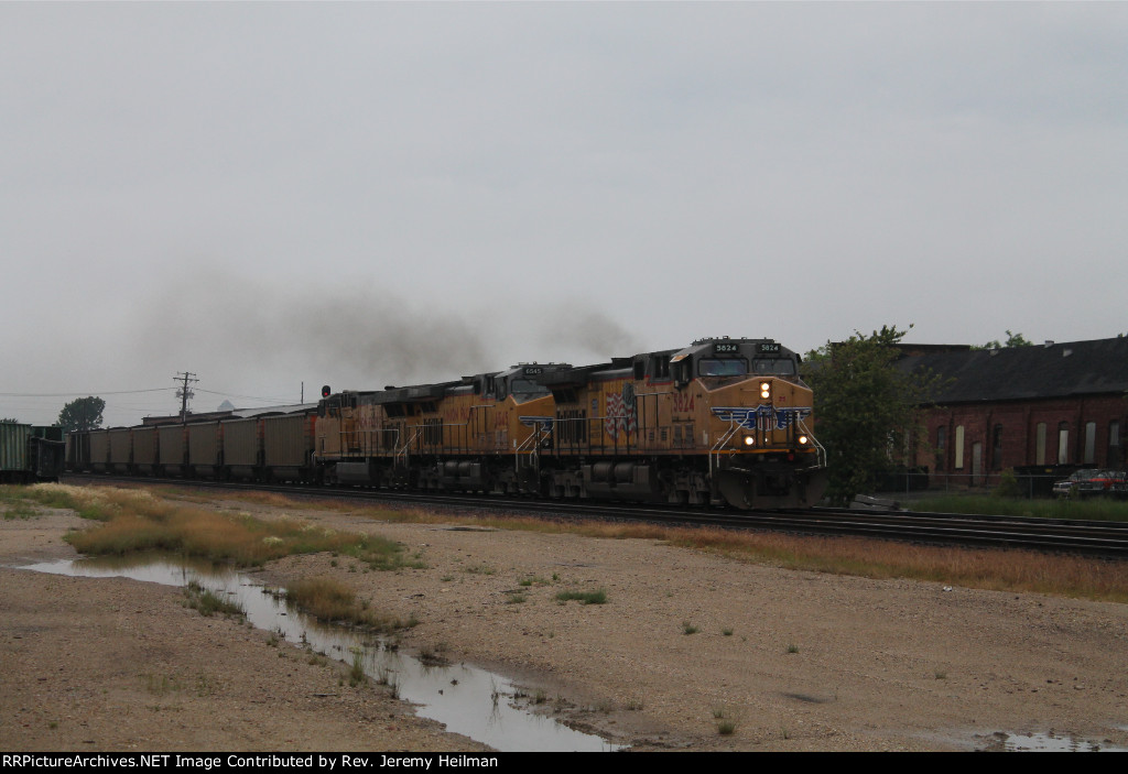 UP 5824 & others (3)